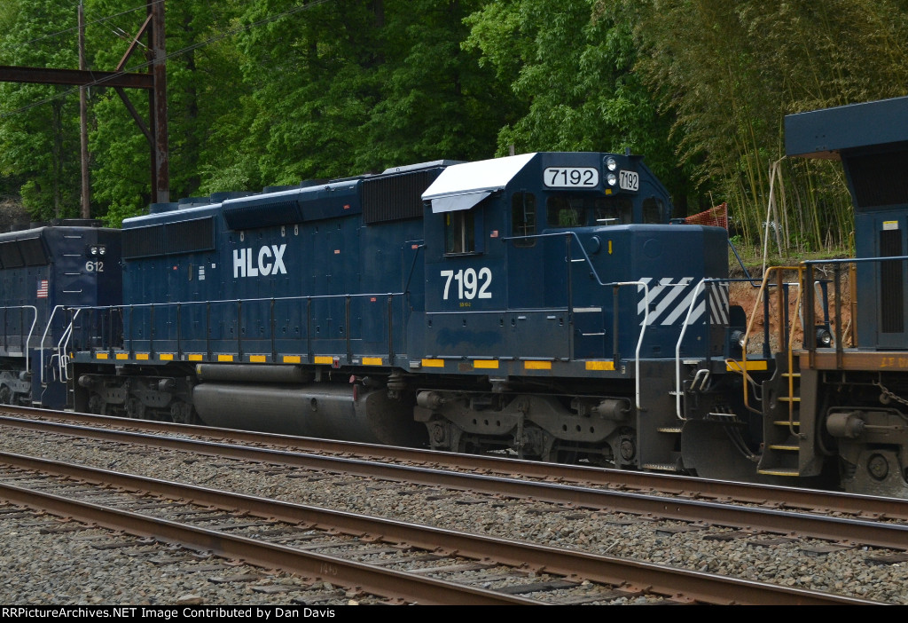 HLCX SD40-2 7192 in the middle on Q417-17